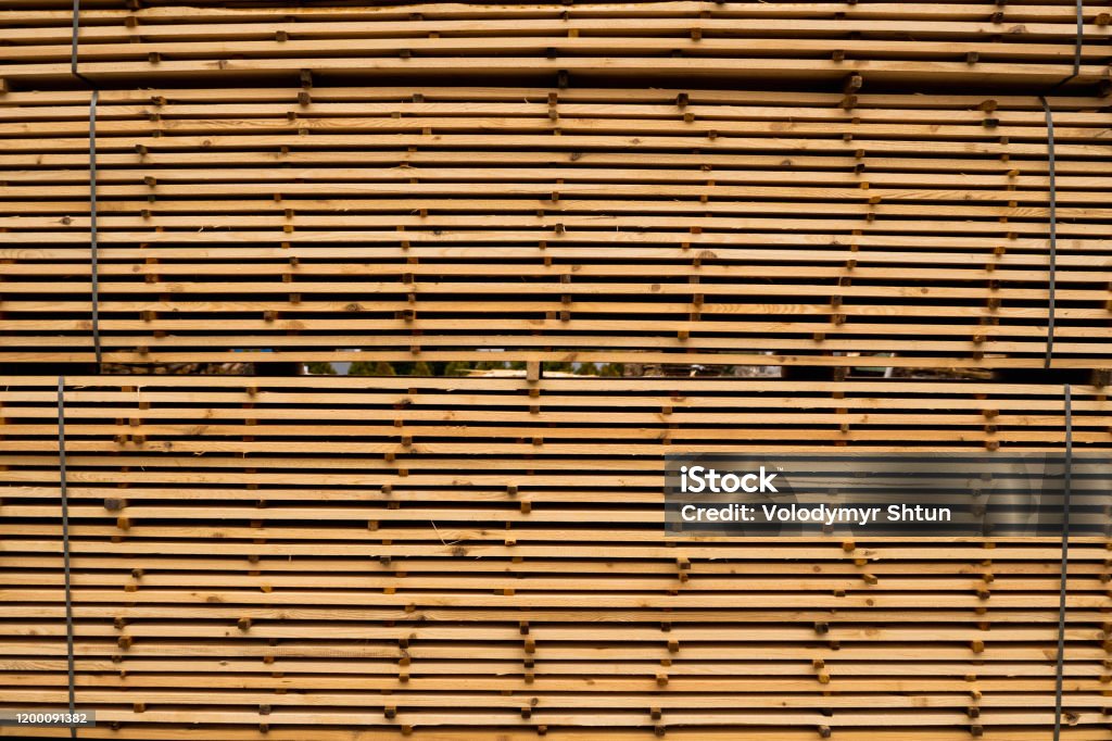 Tumpukan Papan Kayu Di Kincir Kayu Papan Gudang Untuk Menggerggak Papan ... Tumpukan Papan Kayu Di Kincir Kayu Papan Gudang Untuk Menggerggak Papan ...