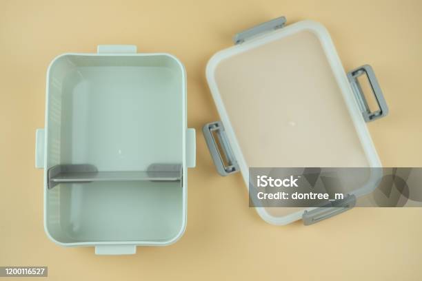 Buka Kotak Makan Siang Plastik Dengan Tutup Pada Latar Belakang Kuning