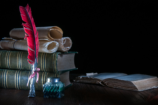 Pluma De Pluma Y Libros Viejos Foto de stock y más banco de imágenes de ... Pluma De Pluma Y Libros Viejos Foto de stock y más banco de imágenes de ...