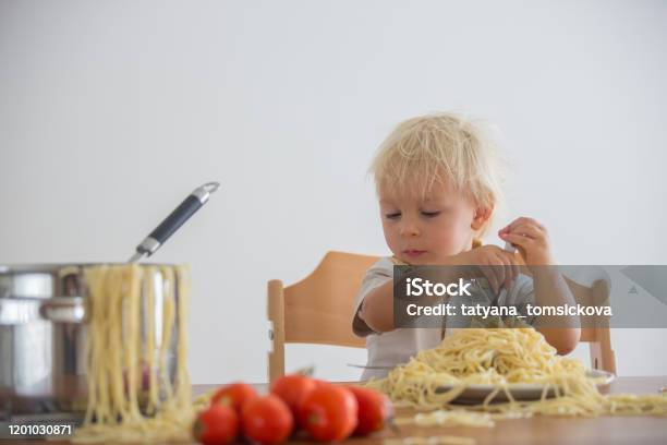 Pequeño Niño Niño Pequeño Comer Espaguetis Para El Almuerzo Y Hacer Un