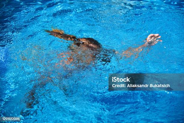 Kleines Mädchen Ertrinkt Im Wasser Beim Schwimmen Im Pool Oder Meer