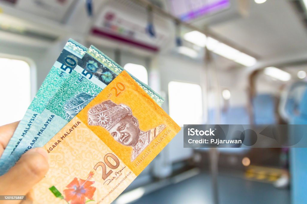 Tumpukan Catatan Bank Ringgit Malaysia Di Tangan Dan Di Dalam Kereta ... Tumpukan Catatan Bank Ringgit Malaysia Di Tangan Dan Di Dalam Kereta ...