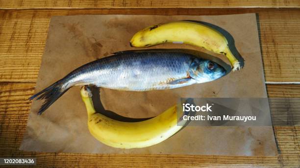Closeup Ikan Haring Asin Lezat Dan Dua Pisang Kuning Di Latar Belakang