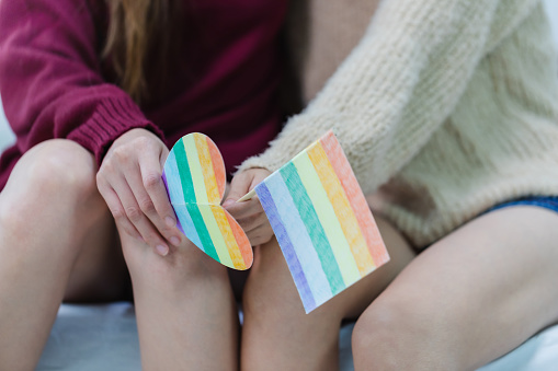 Wanita Muda Asia Cantik Pecinta Pasangan Lesbian Memegang Bendera Lgbt ... Wanita Muda Asia Cantik Pecinta Pasangan Lesbian Memegang Bendera Lgbt ...