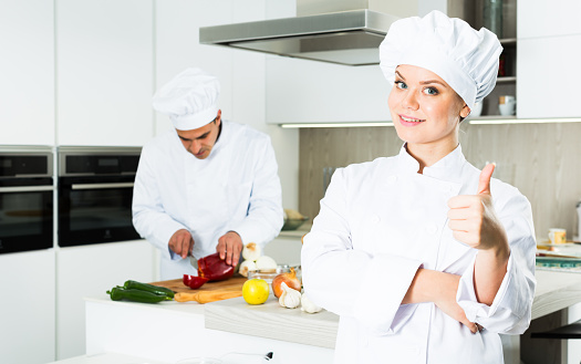 Mujer Cocinera Profesional En Uniforme Mostrando Pulgar Hacia Arriba En ... Mujer Cocinera Profesional En Uniforme Mostrando Pulgar Hacia Arriba En ...