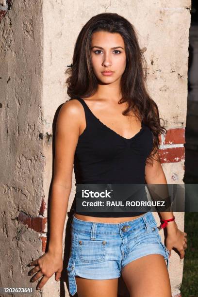 Hermosa Mujer Joven Foto De Stock Y Más Banco De Imágenes De Mujeres