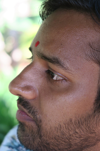 Gambar Pria Hindu Muda India Yang Bahagia Tampak Serius Dengan Titik ... Gambar Pria Hindu Muda India Yang Bahagia Tampak Serius Dengan Titik ...