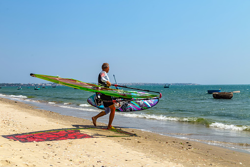 Windsurfer Berselancar Di Atas Ombak Pantai Mui Ne Coco Vietnam Foto Stok Unduh Gambar