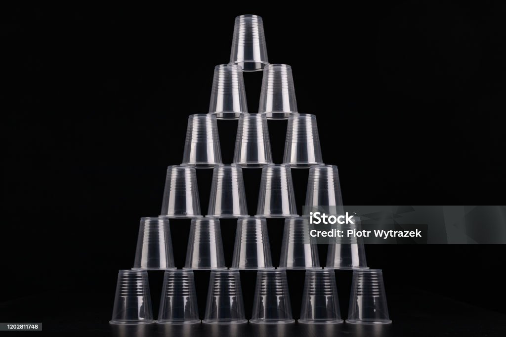 Gelas Plastik Ditumpuk Dalam Bentuk Menara Peralatan Makan Sekali Pakai ... Gelas Plastik Ditumpuk Dalam Bentuk Menara Peralatan Makan Sekali Pakai ...