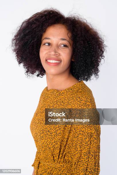 Potret Bahagia Wanita Muda Afrika Yang Cantik Berpikir Dan Melihat Ke ... Potret Bahagia Wanita Muda Afrika Yang Cantik Berpikir Dan Melihat Ke ...