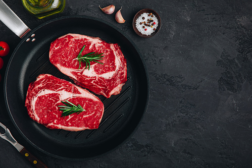 Ribeye Steak Daging Sapi Segar Mentah Dengan Garam Dan Rosemary Dalam