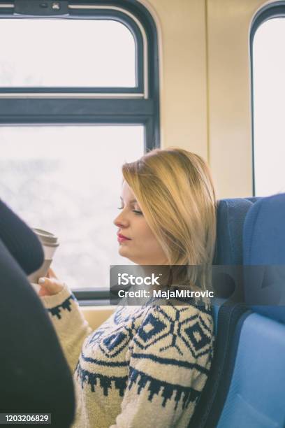 Wanita Muda Yang Bepergian Melihat Ke Luar Jendela Sambil Duduk Di