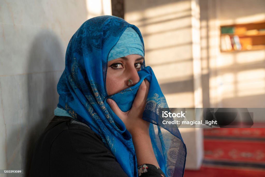Photo Libre De Droit De Portrait Dans Le Châle Femme Dest Un Portrait