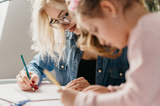 Gadis Kecil Yang Lucu Dengan Ibu Menggambar Dengan Pensil Berwarna