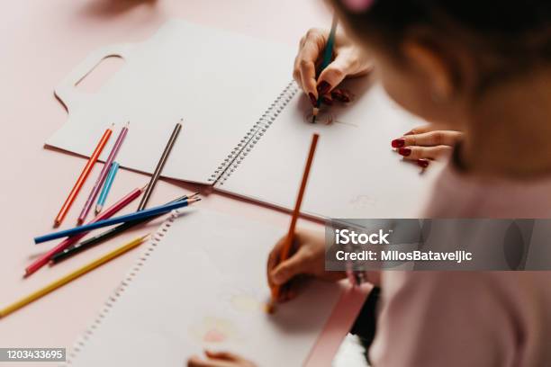 Gadis Kecil Yang Lucu Dengan Ibu Menggambar Dengan Pensil Berwarna