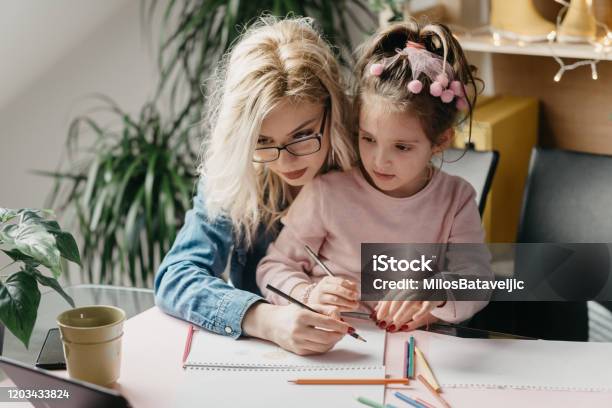 Gadis Kecil Yang Lucu Dengan Ibu Menggambar Dengan Pensil Berwarna