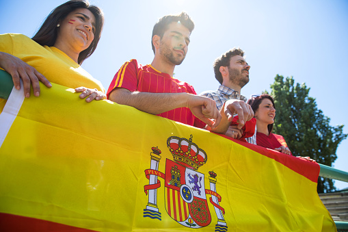 Pendukung Penggemar Sepak Bola Spanyol Bersorak Dengan Bendera Menonton ... Pendukung Penggemar Sepak Bola Spanyol Bersorak Dengan Bendera Menonton ...