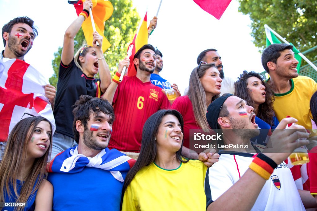 Suporter Penggemar Sepak Bola Bersorak Dengan Bendera Menonton Piala ... Suporter Penggemar Sepak Bola Bersorak Dengan Bendera Menonton Piala ...
