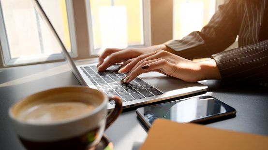 Memotong Bidikan Wanita Mengetik Di Laptop Di Meja Hitam Di Tempat ... Memotong Bidikan Wanita Mengetik Di Laptop Di Meja Hitam Di Tempat ...