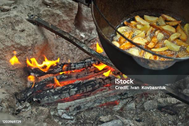 Kentang Dimasak Dalam Panci Besar Yang Terbakar Makanan Dimasak Di Api