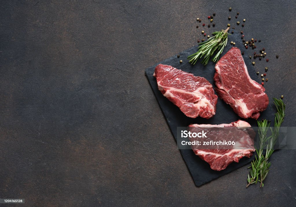 Steak Daging Sapi Marmer Mentah Di Papan Batu Rempahrempah Piring