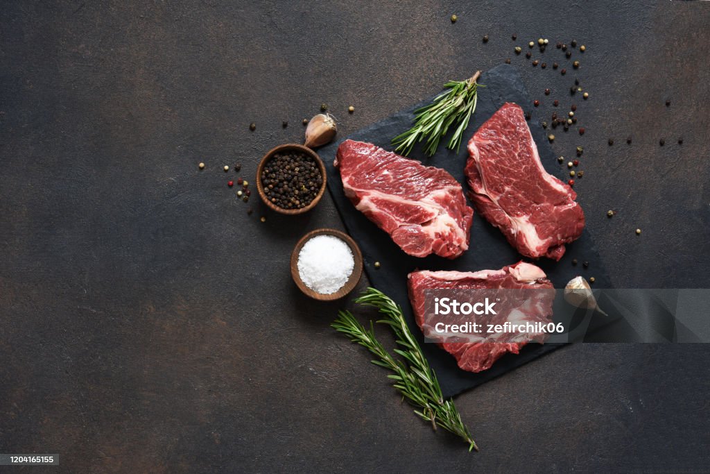 Steak Daging Sapi Marmer Mentah Di Papan Batu Rempahrempah Piring