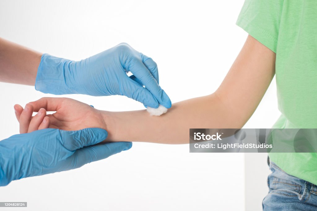 Tampilan Dipotong Dokter Anak Dalam Sarung Tangan Lateks Menggosok ... Tampilan Dipotong Dokter Anak Dalam Sarung Tangan Lateks Menggosok ...