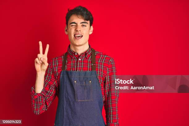 Remaja Lakilaki Mengenakan Celemek Karyawan Di Atas Latar Belakang