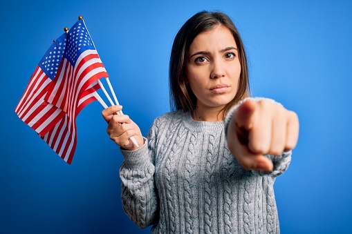 Wanita Patriotik Muda Memegang Bendera Usa Pada Hari Kemerdekaan 4 Juli ... Wanita Patriotik Muda Memegang Bendera Usa Pada Hari Kemerdekaan 4 Juli ...