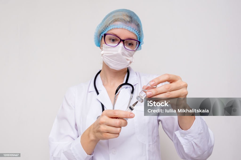 Seorang Perawat Mengisi Jarum Suntik Dengan Obat Atau Vaksin Konsep ... Seorang Perawat Mengisi Jarum Suntik Dengan Obat Atau Vaksin Konsep ...