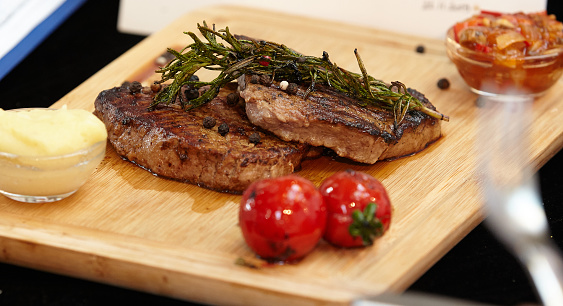 Steak Daging Sapi Panggang Disajikan Di Papan Kayu Dengan Rosemary