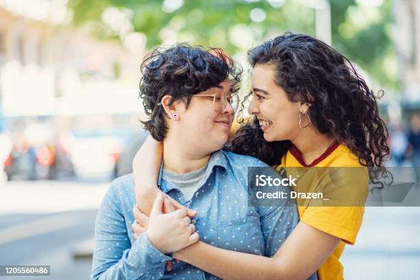 Pasangan Lesbian Brasil Dan Hispanik Foto Stok Unduh Gambar Sekarang Kelompok Multi Etnis