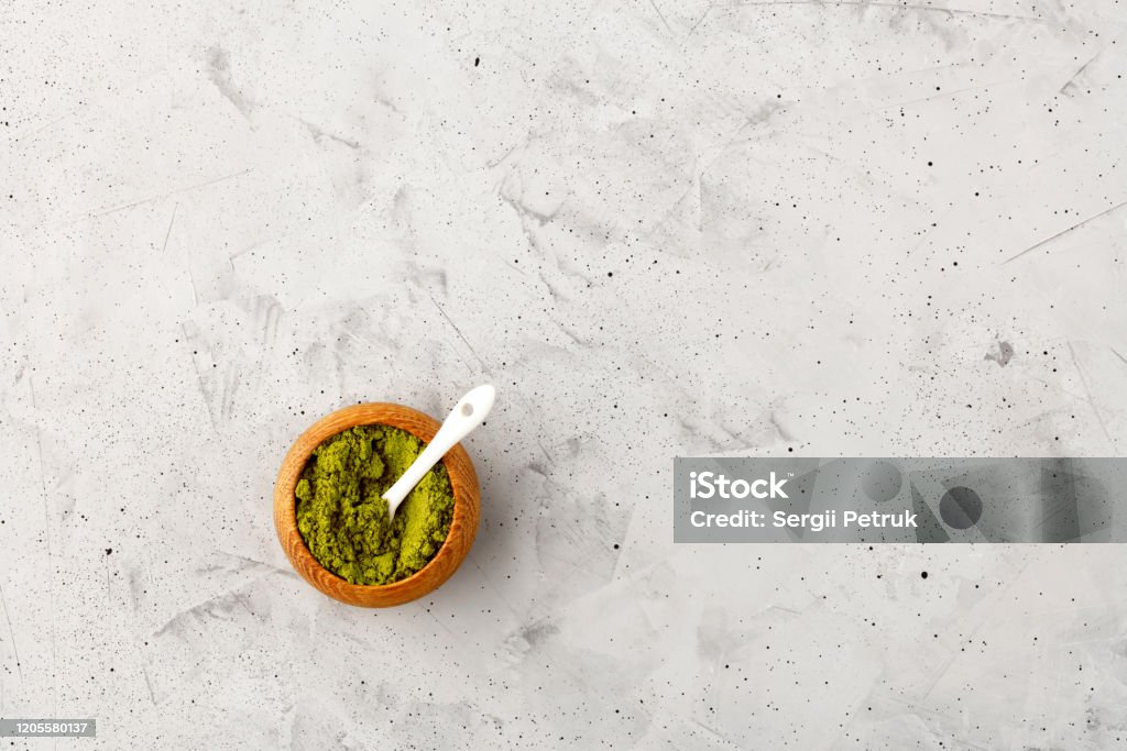 Bubuk Teh Hijau Matcha Dalam Cangkir Ek Dengan Sendok Keramik Putih ... Bubuk Teh Hijau Matcha Dalam Cangkir Ek Dengan Sendok Keramik Putih ...