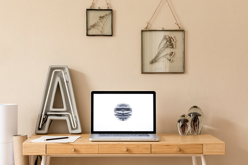 Meja Kayu Yang Bergaya Dan Kreatif Dengan Layar Mock Up Laptop Bingkai