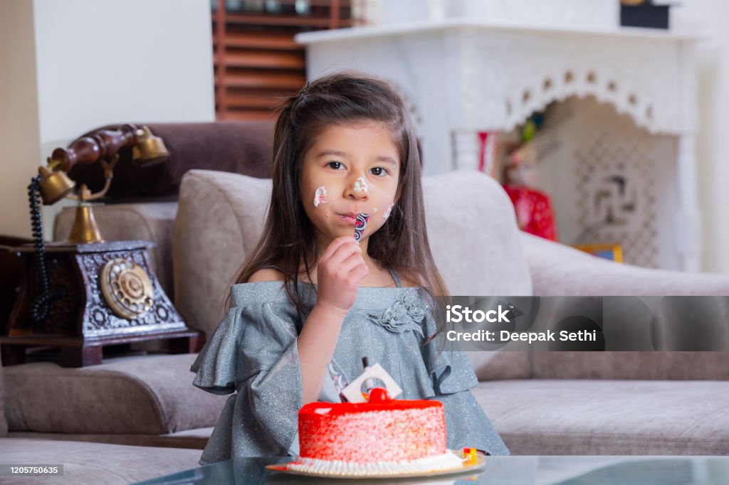 Pesta Ulang Tahun Untuk Foto Stok Gadis Kecil Yang Lucu Foto Stok