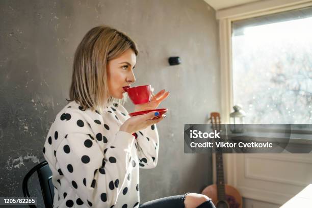 Potret Wanita Muda Cantik Bersantai Dengan Kopi Di Kafe Foto Stok ... Potret Wanita Muda Cantik Bersantai Dengan Kopi Di Kafe Foto Stok ...