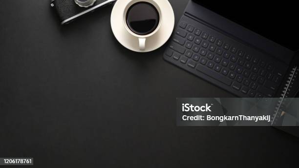 Tampilan Atas Tempat Kerja Dengan Keyboard Nirkabel Ruang Copy Kamera Dan Cangkir Kopi Di Meja