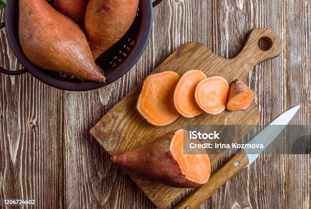 Pertanian Organik Ubi Jalar Dengan Latar Belakang Kayu Pedesaan Makan