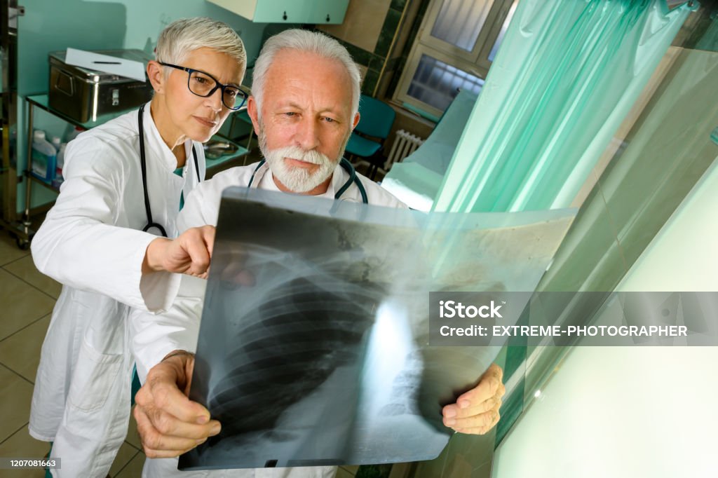Dua Ahli Radiologi Memeriksa Gambar Rontgen Dada Pasien Di Rumah Sakit
