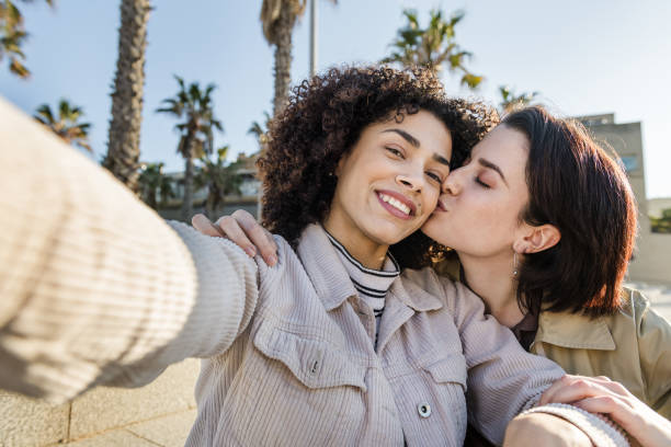 1 200 Interracial Lesbian Couple Kissing Fotografías De Stock Fotos E