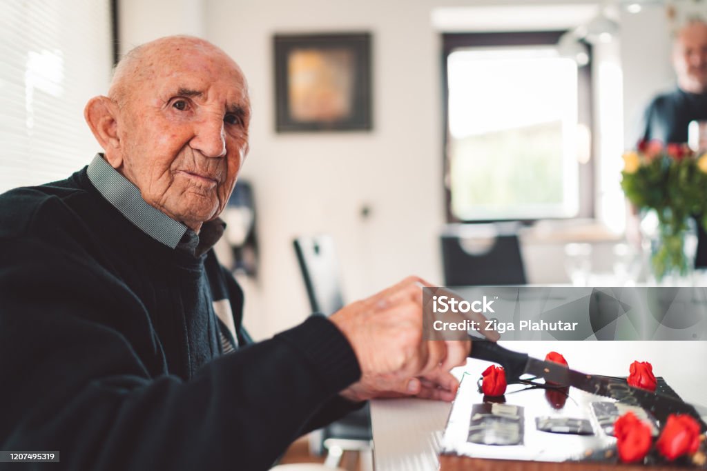 Pria Senior Dengan Bangga Memotong Kue Ulang Tahunnya Yang Ke95 Foto ... Pria Senior Dengan Bangga Memotong Kue Ulang Tahunnya Yang Ke95 Foto ...
