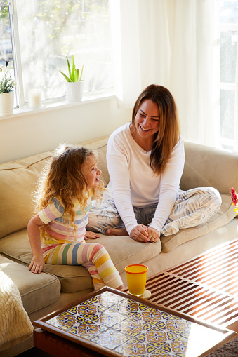 Mamá Hablando Con Su Linda Niña En Casa Por La Mañana Foto De Stock Y Más Banco De Imágenes De 6