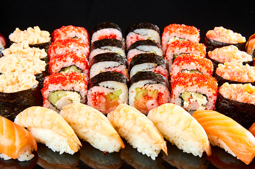 Berbagai Jenis Sushi Roll Set Disajikan Di Atas Batu Hitam Makanan