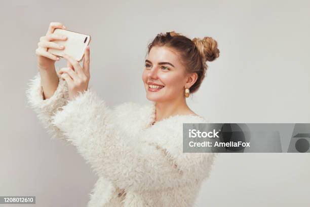 Wanita Cantik Yang Gembira Memegang Smartphone Dan Melakukan Selfie ... Wanita Cantik Yang Gembira Memegang Smartphone Dan Melakukan Selfie ...
