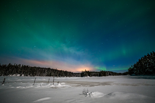 Lampu Kutub Dramatis Aurora Borealis Dengan Banyak Awan Dan ... Lampu Kutub Dramatis Aurora Borealis Dengan Banyak Awan Dan ...