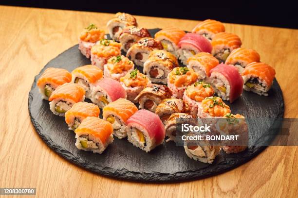 Berbagai Jenis Sushi Roll Set Disajikan Di Atas Batu Hitam Makanan