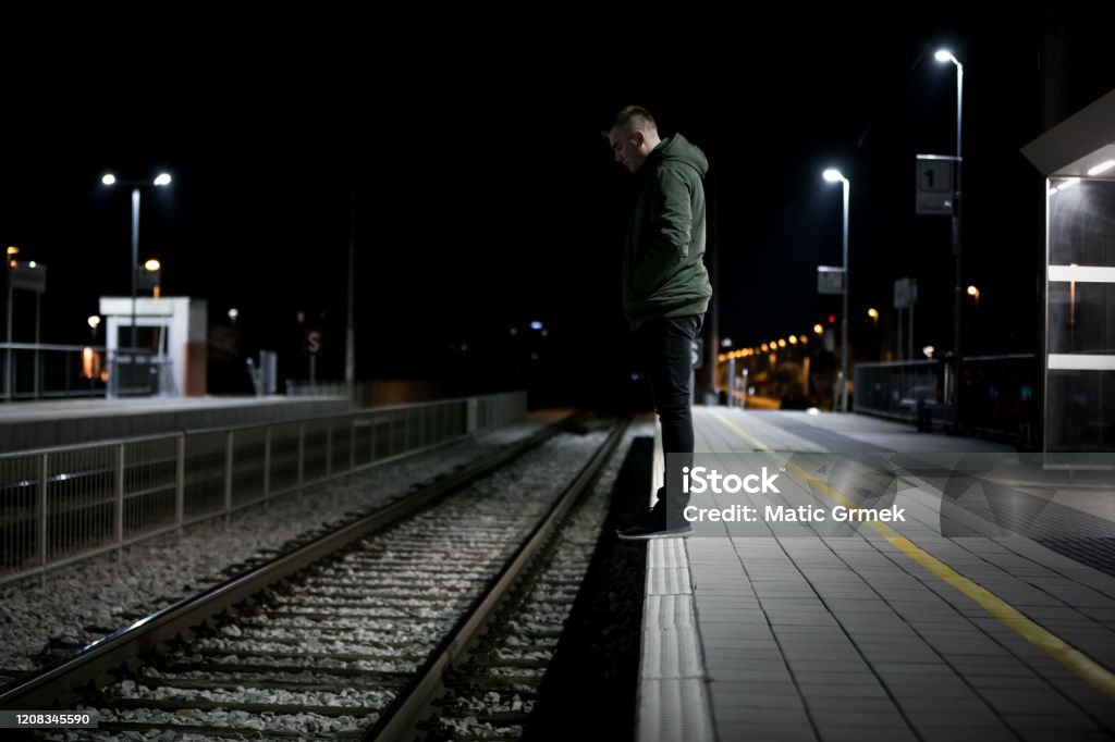 Foto de Homem Cometendo Suicídio Na Estação De Trem Hora Da Noite e ... Foto de Homem Cometendo Suicídio Na Estação De Trem Hora Da Noite e ...