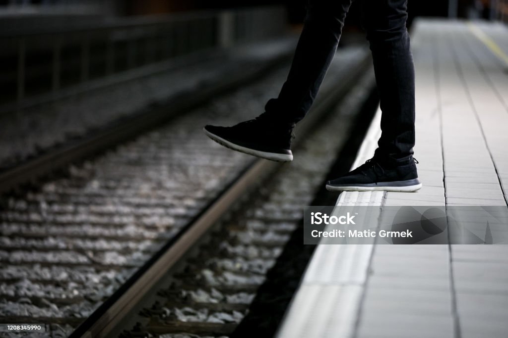 Foto de Homem Cometendo Suicídio Na Estação De Trem Hora Da Noite e ... Foto de Homem Cometendo Suicídio Na Estação De Trem Hora Da Noite e ...