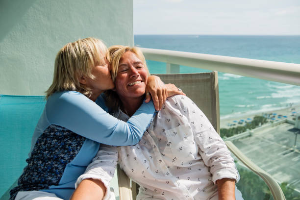 790 Mature Lesbian Kiss Fotografías De Stock Fotos E Imágenes Libres