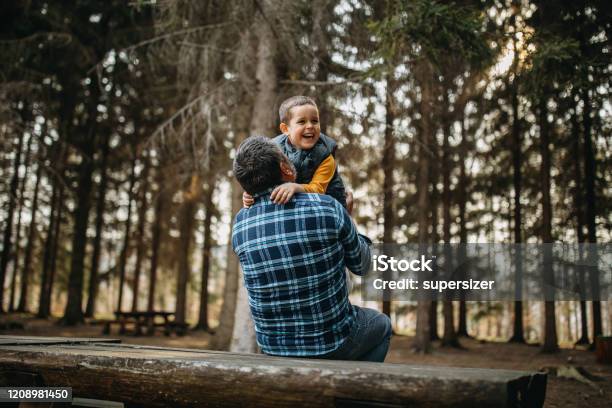 Kakek Dan Cucu Menghabiskan Waktu Berkualitas Di Hutan Foto Stok Unduh Gambar Sekarang Istock